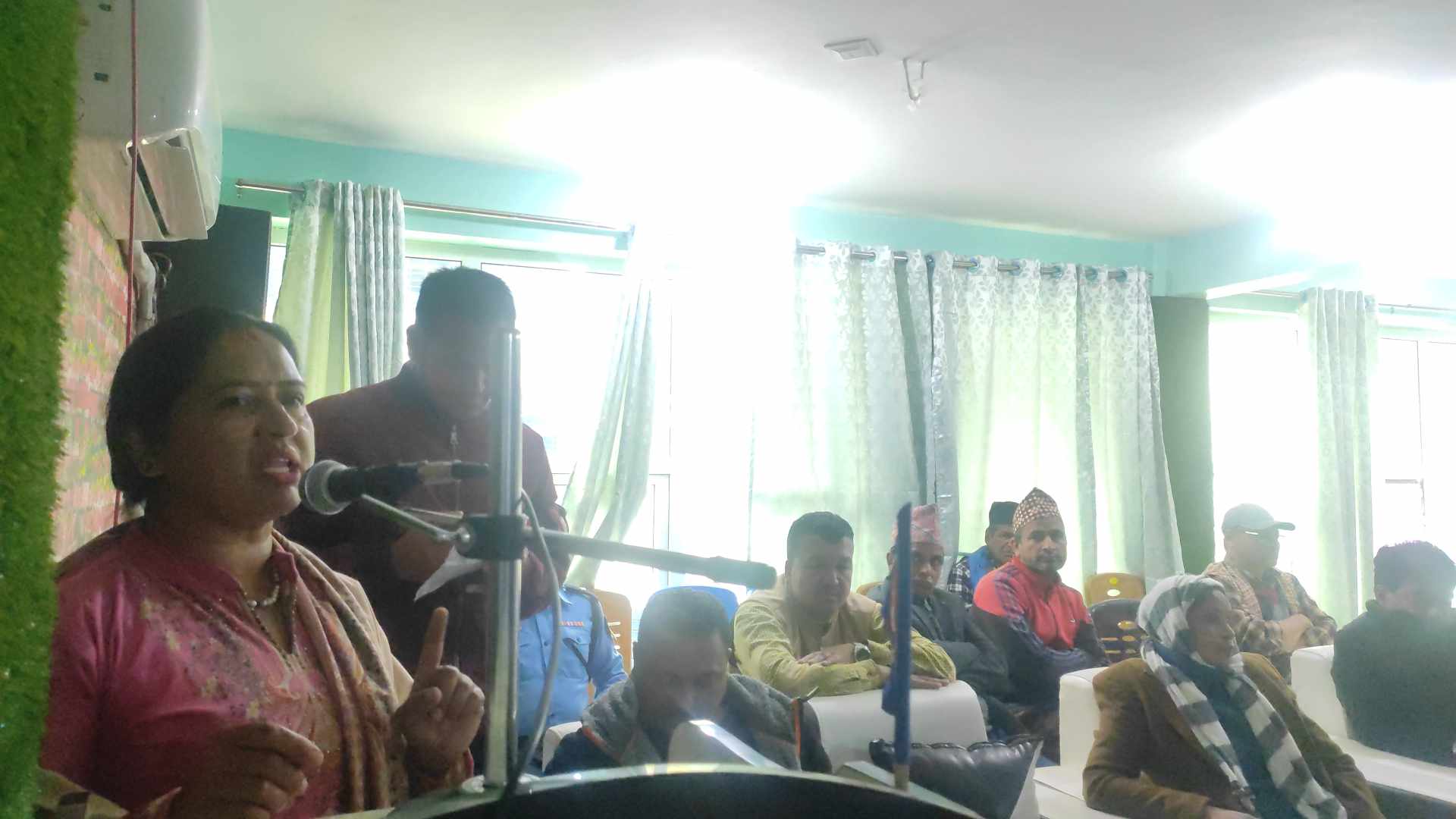 दश महिना देखि लगाइएको दरबार होटलको ताला इमेज सहकारी पीडितले खोले ...